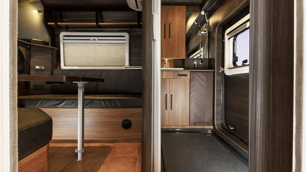 Krasser Offroad-Camper auf Toyota-Basis: Innen sieht es wie im ...