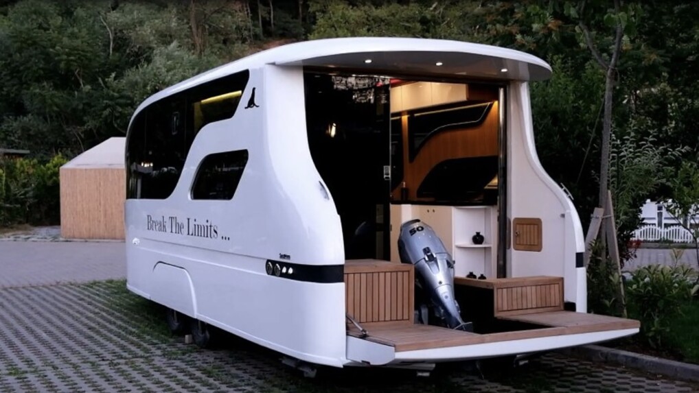 Schwimmender Wohnwagen: Campingplatz voll? Ab in den See! | NETZWELT