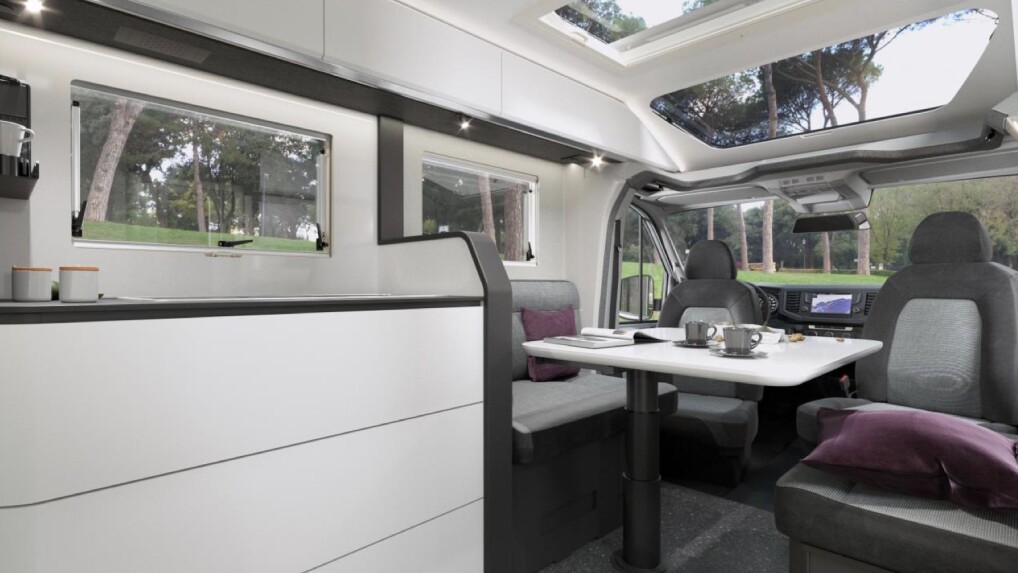 Adria Compact Max auf VW Crafter: Schlankes Wohnmobil für Paare | NETZWELT