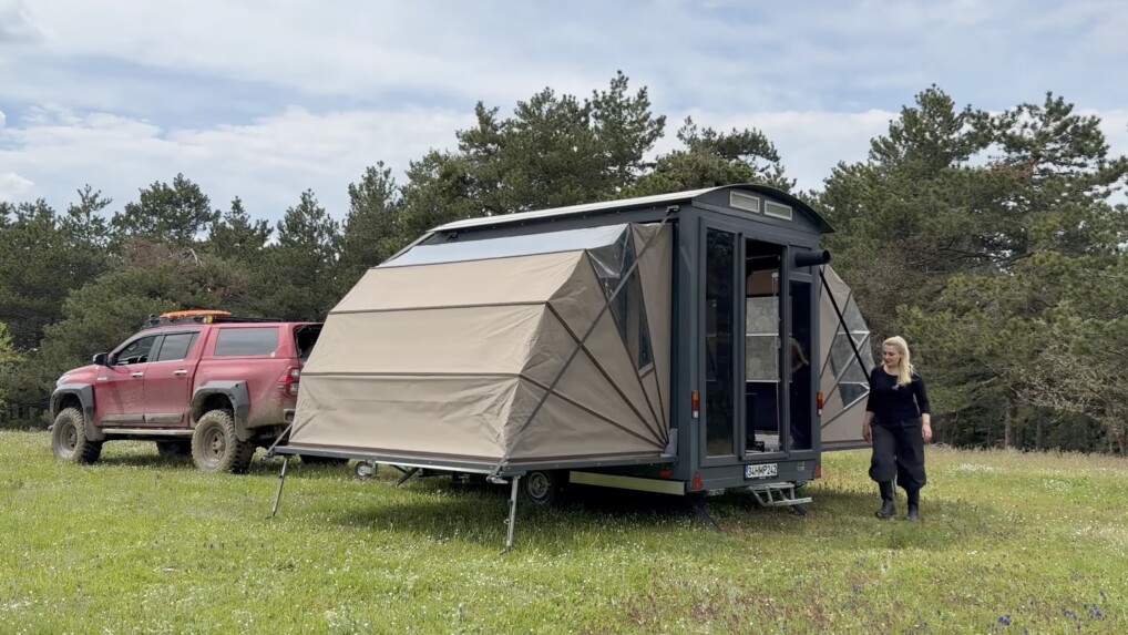 Halb Tiny House, halb Camper: Mini-Wohnwagen entfaltet sich wie ein ...