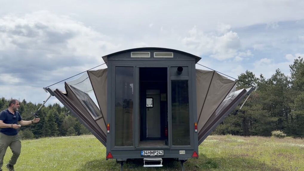 Halb Tiny House, halb Camper: Mini-Wohnwagen entfaltet sich wie ein ...