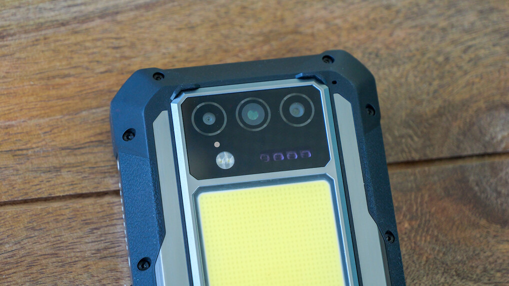 Oukitel WP100 Titan ausprobiert: Krasser Handy-Knochen mit Beamer ...