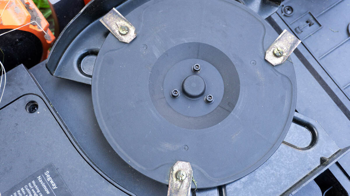 Mähroboter auf die neue Saison vorbereiten: Dank dieser Tipps entspannt ...