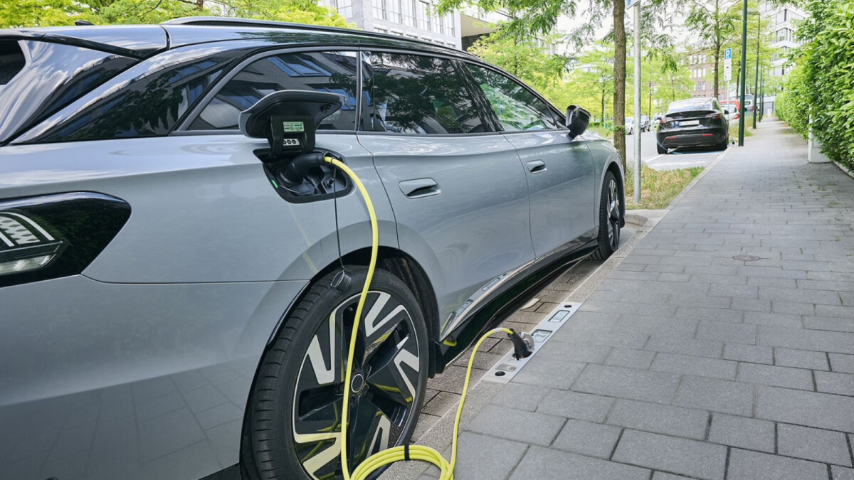 Geniale Lösung für E-Autos: Dieser neue Bordstein macht Ladesäulen ...