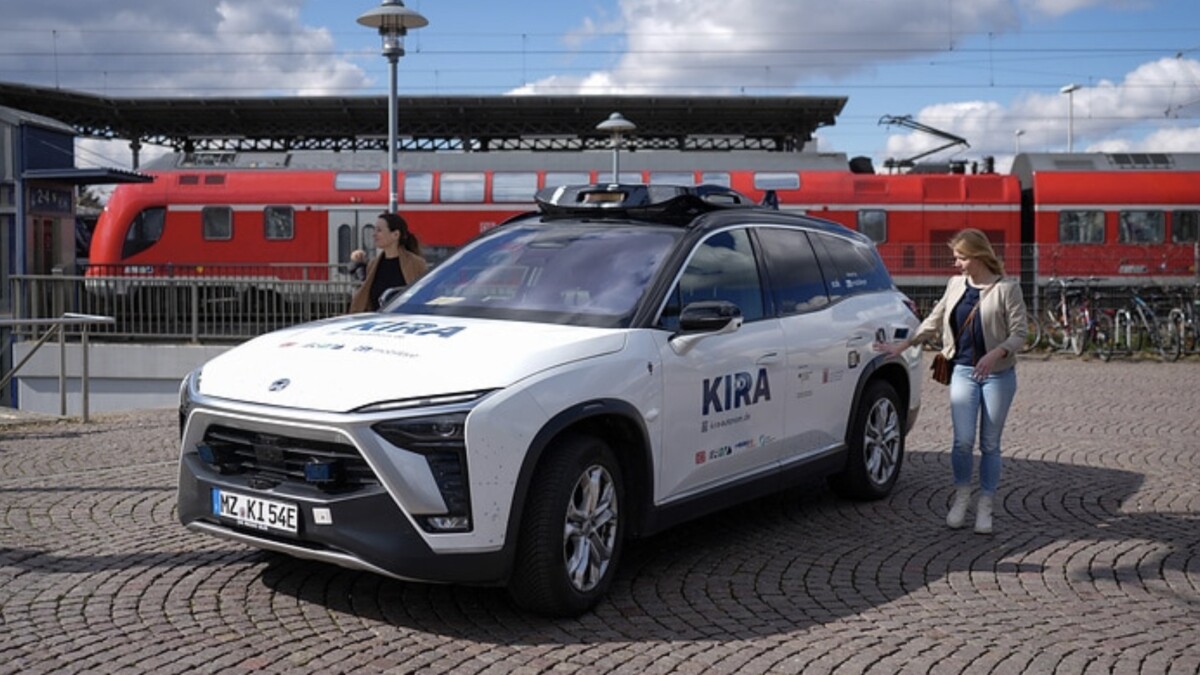 Deutsche Bahn lässt Traum wahr werden: Autonome E-Autos bringen euch an ...