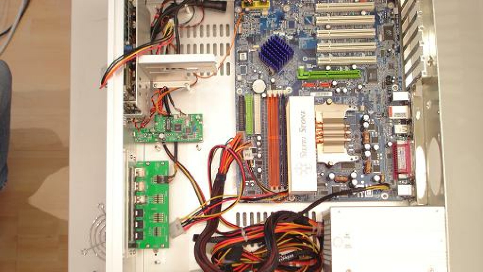 Einbau des Netzteils und weiterer Komponenten | NETZWELT