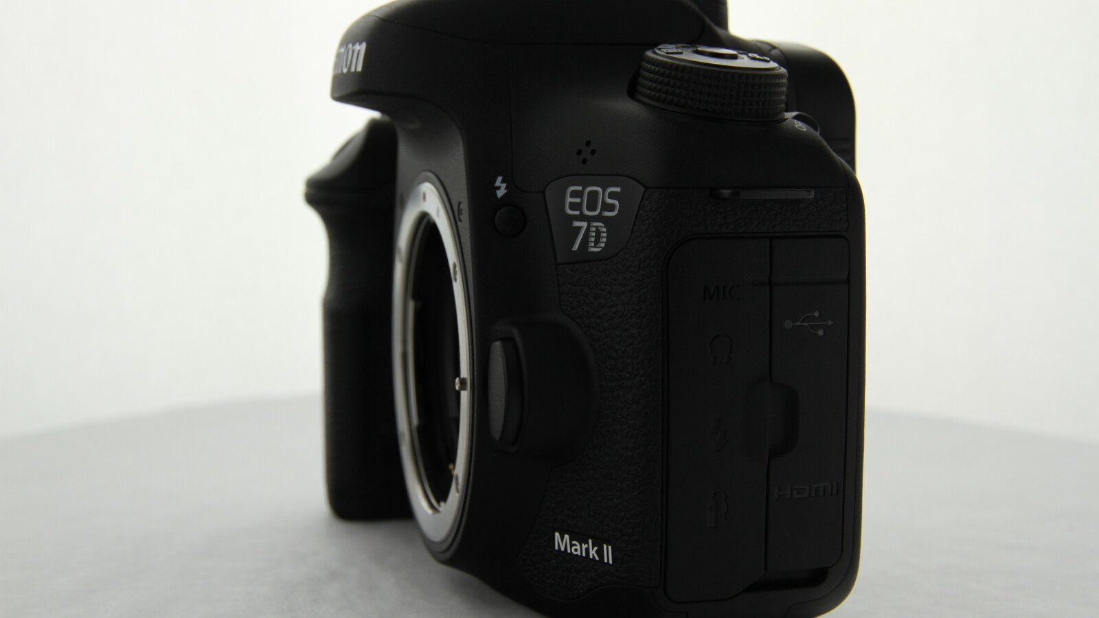 Canon EOS 7D Mark II in der 360-Grad-Box | NETZWELT