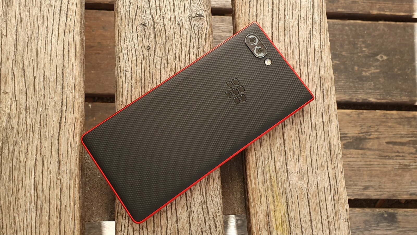 BlackBerry Key2 Red Edition in Bilder | NETZWELT