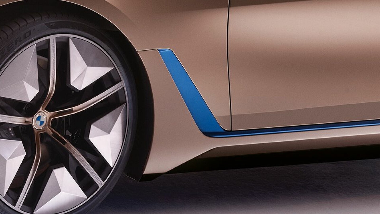 BMW-Logo im BMW Concept i4 | NETZWELT