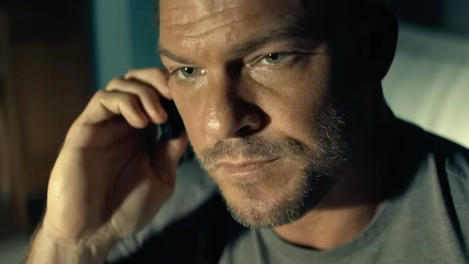 "Reacher": Hauptdarsteller Alan Ritchson verrät - DIESES Buch wird zur ...