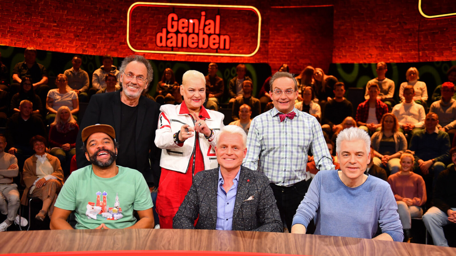 Genial daneben: Die Kult-Rateshow mit Hugo Egon Balder läuft jetzt bei ...