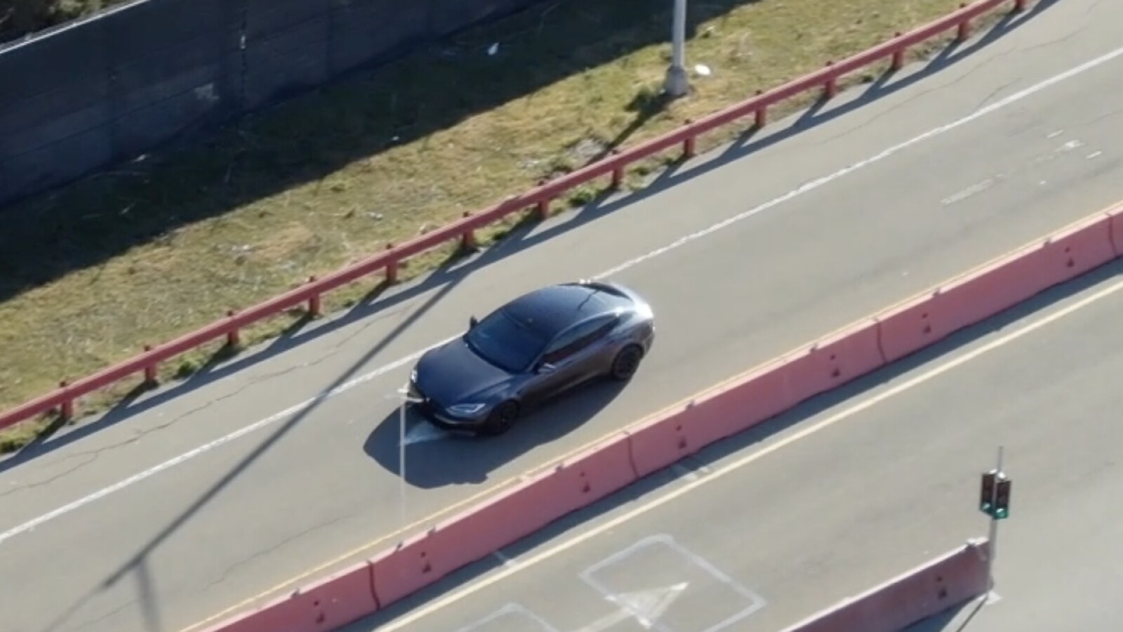 Neuer Tesla Model S: Drohnen-Aufnahmen zeigen ungetarnte Testfahrten ...