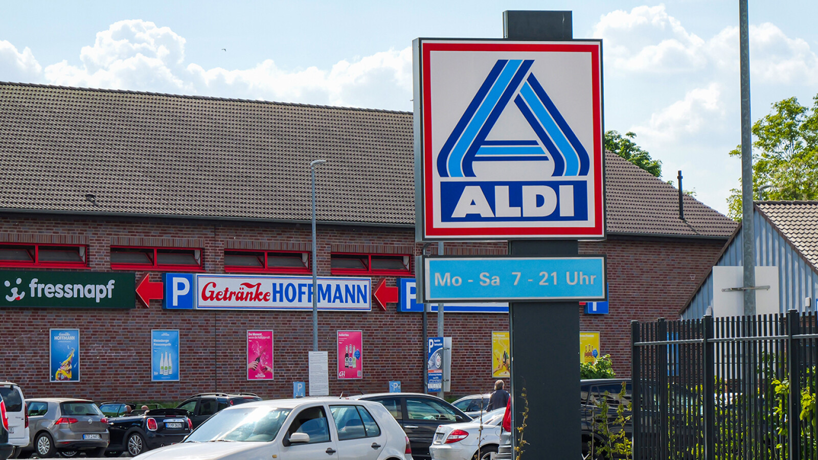 Pappschild vor Aldi geht viral: Diese Diskussion wird noch lange dauern ...