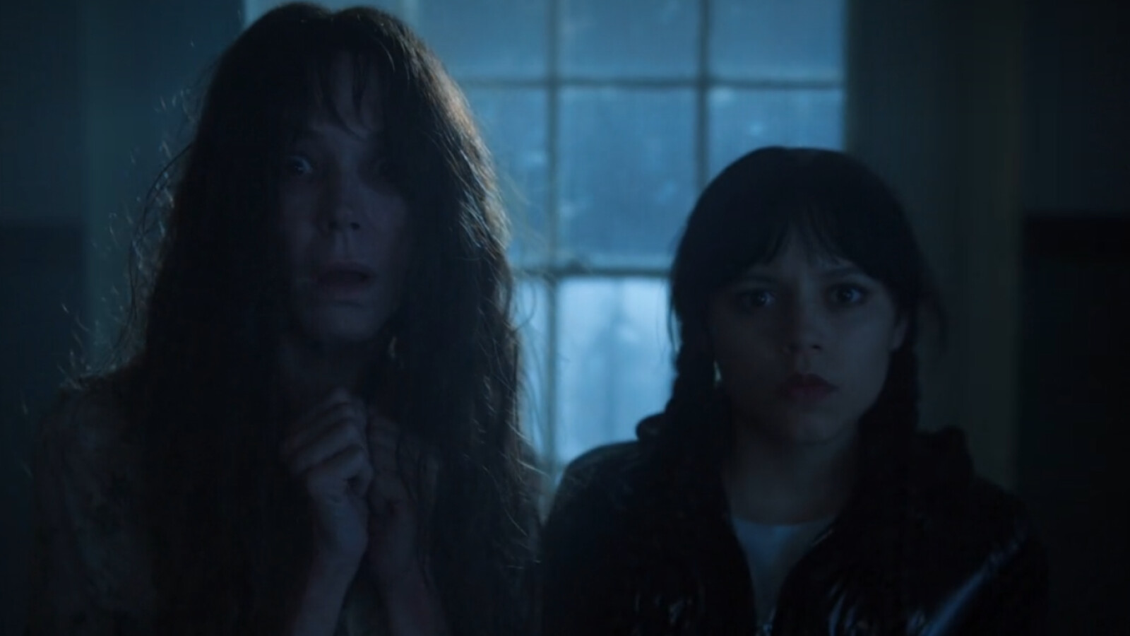 Geheimnisse um Netflix' "Wednesday" Staffel 2: Wer ist die mysteriöse Frau im LOIS-Keller ...