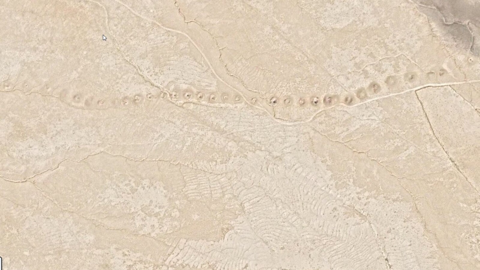 Google Maps: Das verbirgt sich hinter dieser mysteriösen Sandspur ...