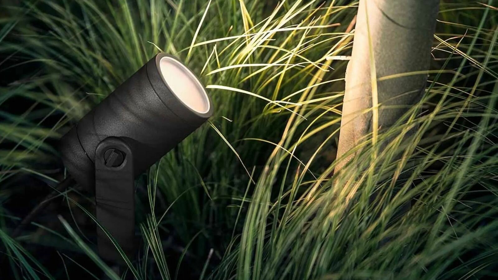 Obi bietet Philips Hue LED-Spot für den Garten 30 Euro günstiger an ...