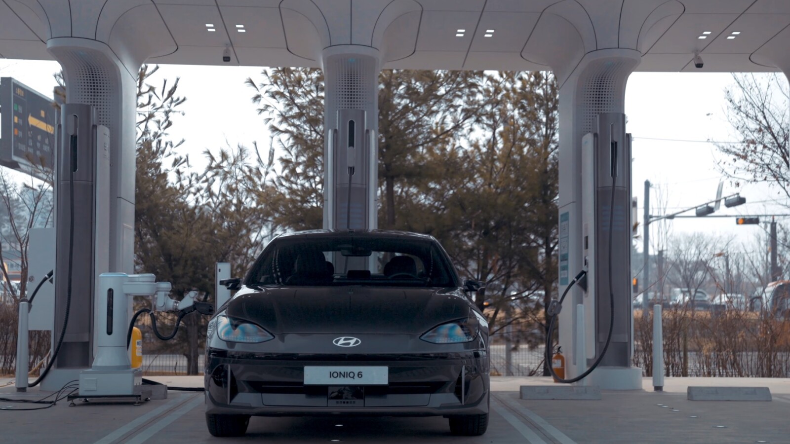 Video: Vorbild Tesla - Hyundai Ioniq 6 wird von neuem Roboter ...