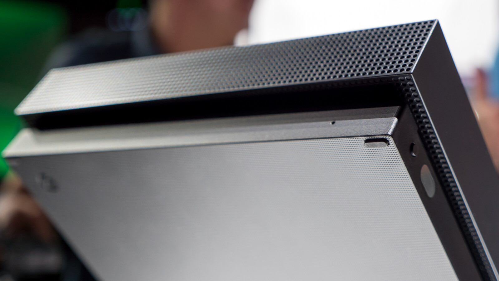 Xbox One X in Bildern | NETZWELT