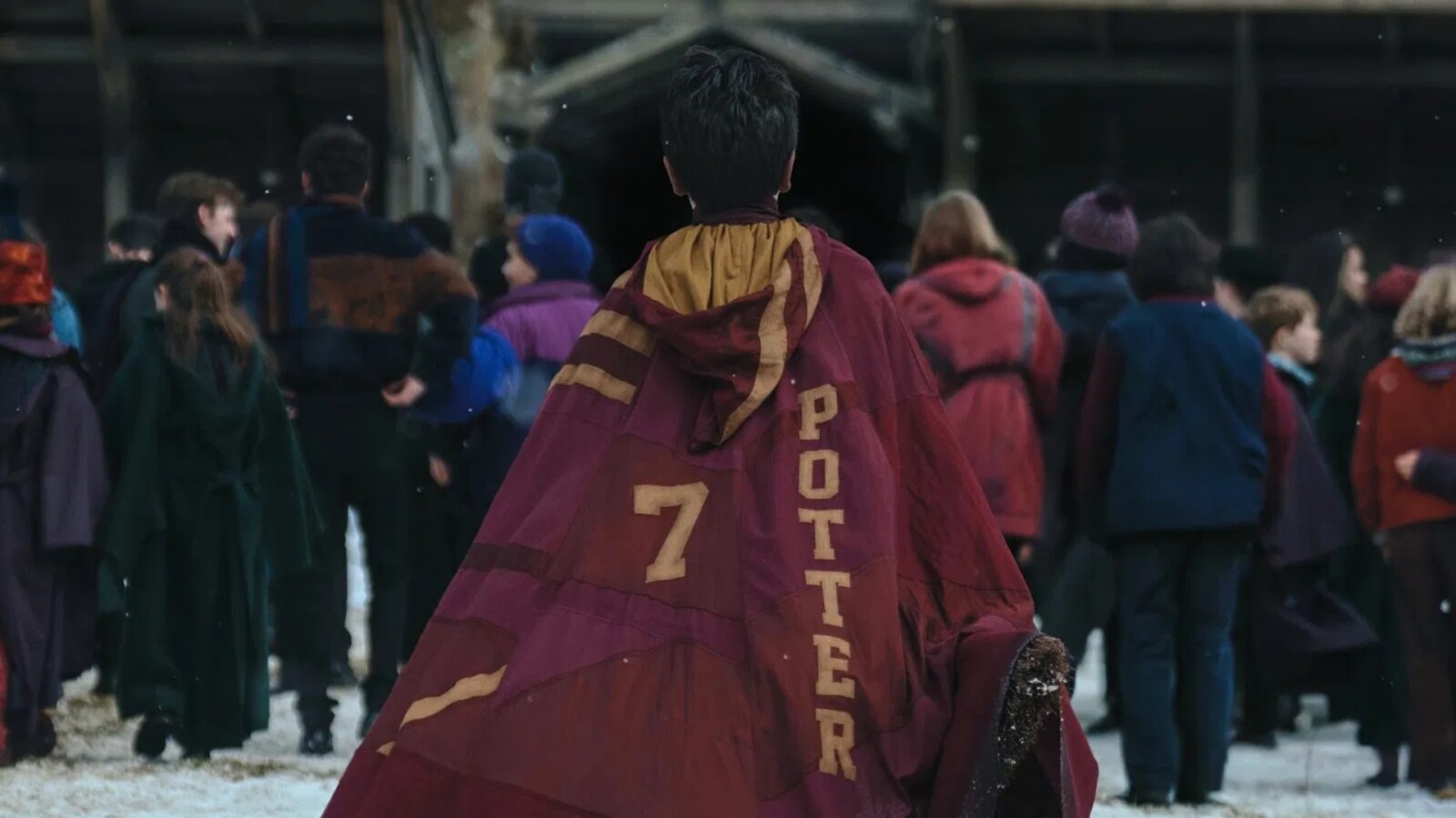 Harry Potter Serie: Erstes offizielles Bild zeigt neues Quidditch-Feld ...