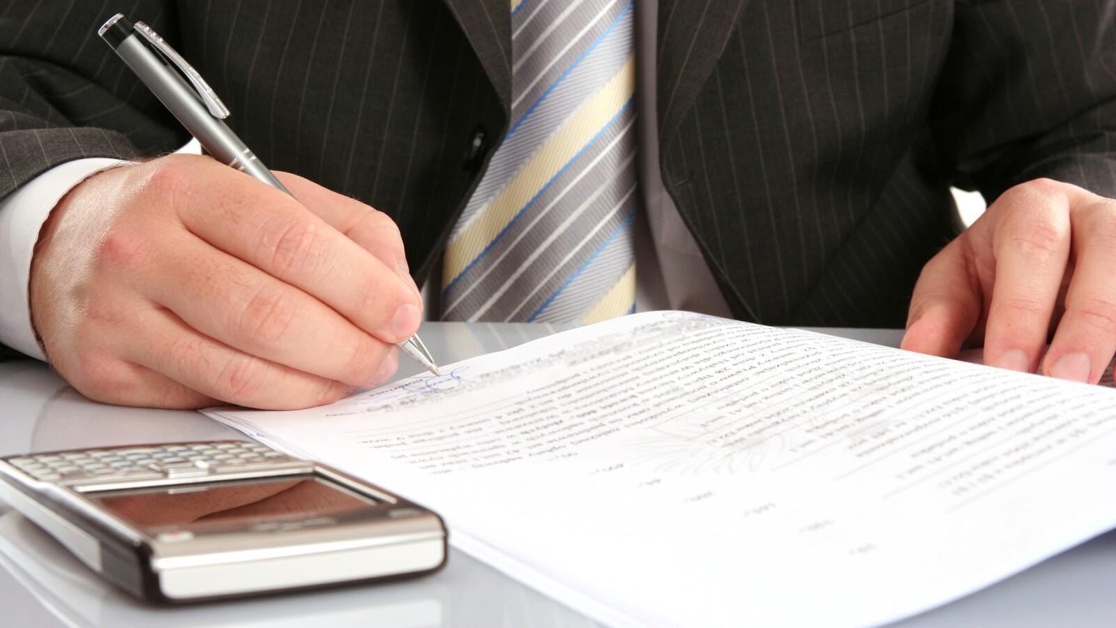 Smartphone mit Vertrag kaufen: Darauf gilt es zu achten | NETZWELT