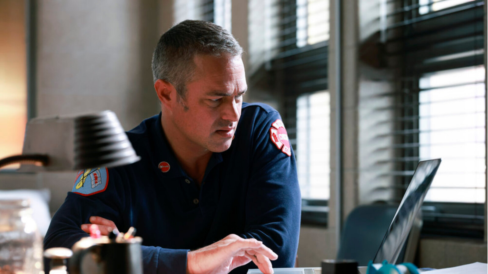Chicago Fire: Fan-Liebling Taylor Kinney wird im Finale der 11. Staffel der NBC-Serie fehlen ...