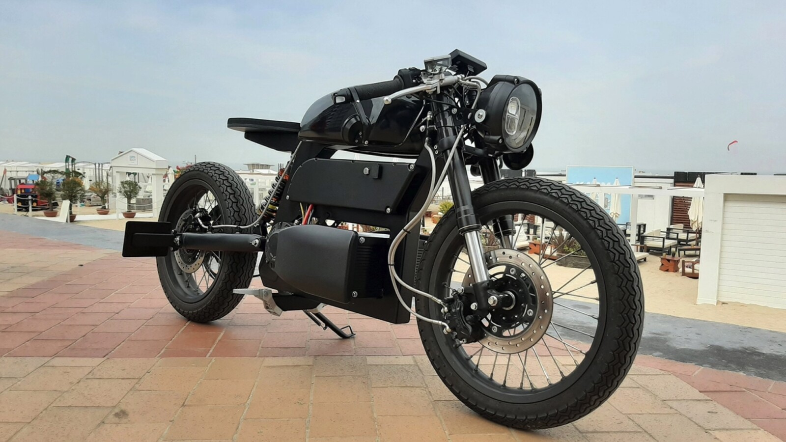 Tiefschwarzes E-Motorrad aus Belgien: Durch die Nacht mit der Super ...