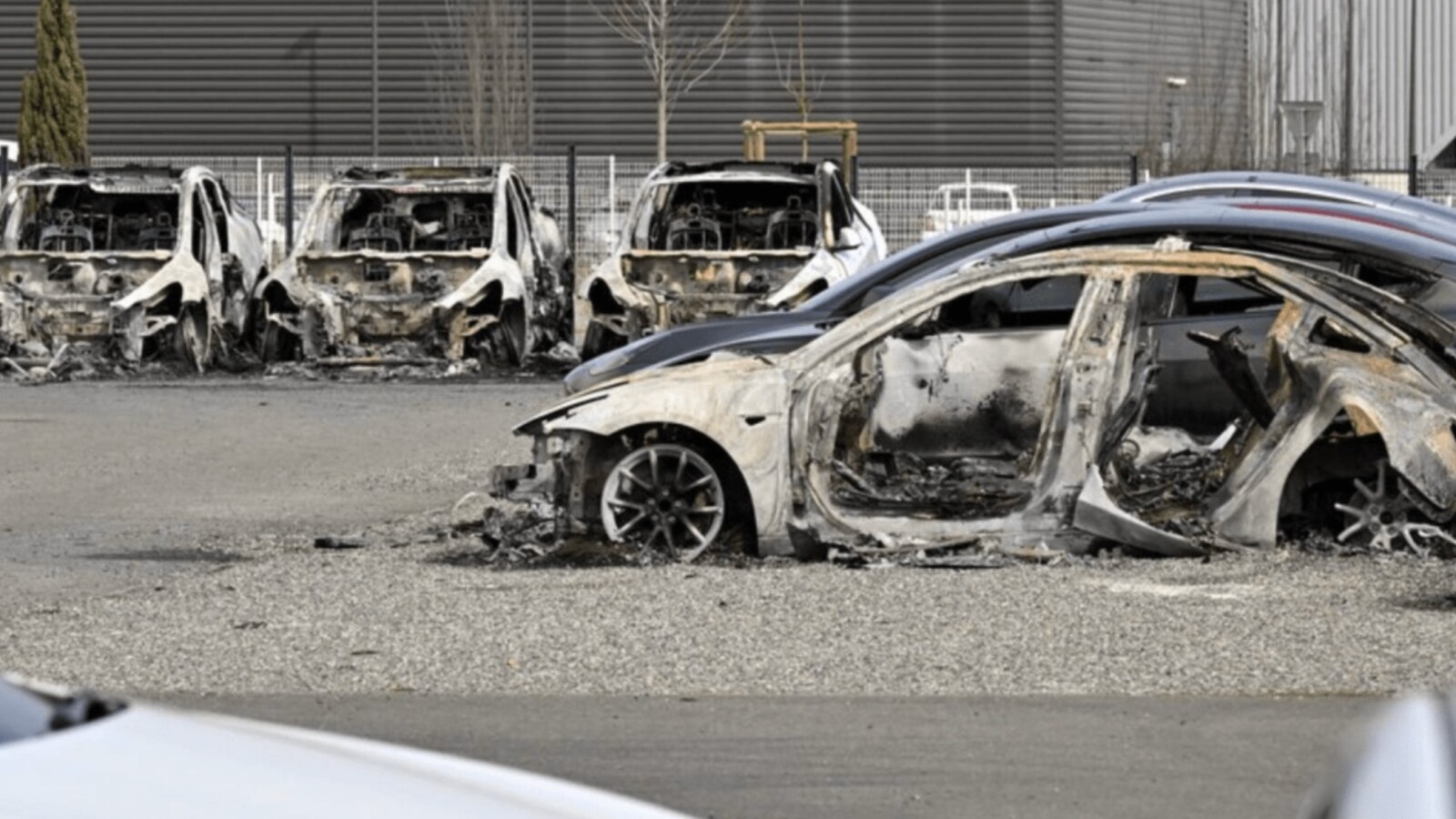 Frankreich: Zahlreiche Teslas mutwillig in Brand gesetzt | NETZWELT
