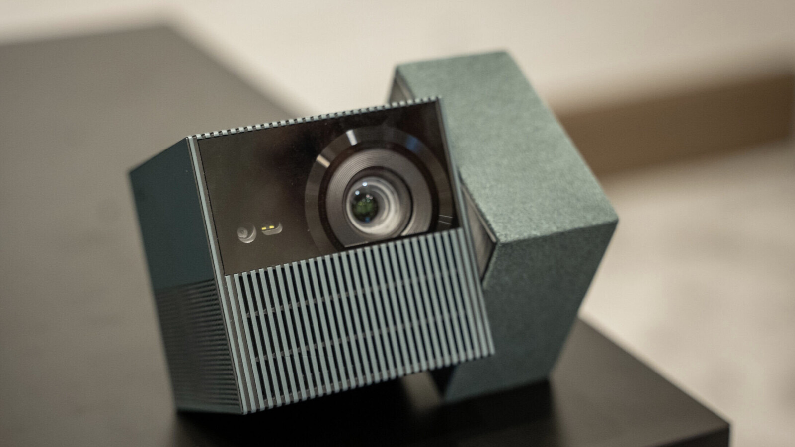 Samsung-Konkurrent zeigt neuen Mini-Beamer im Würfel-Design: Diesen ...