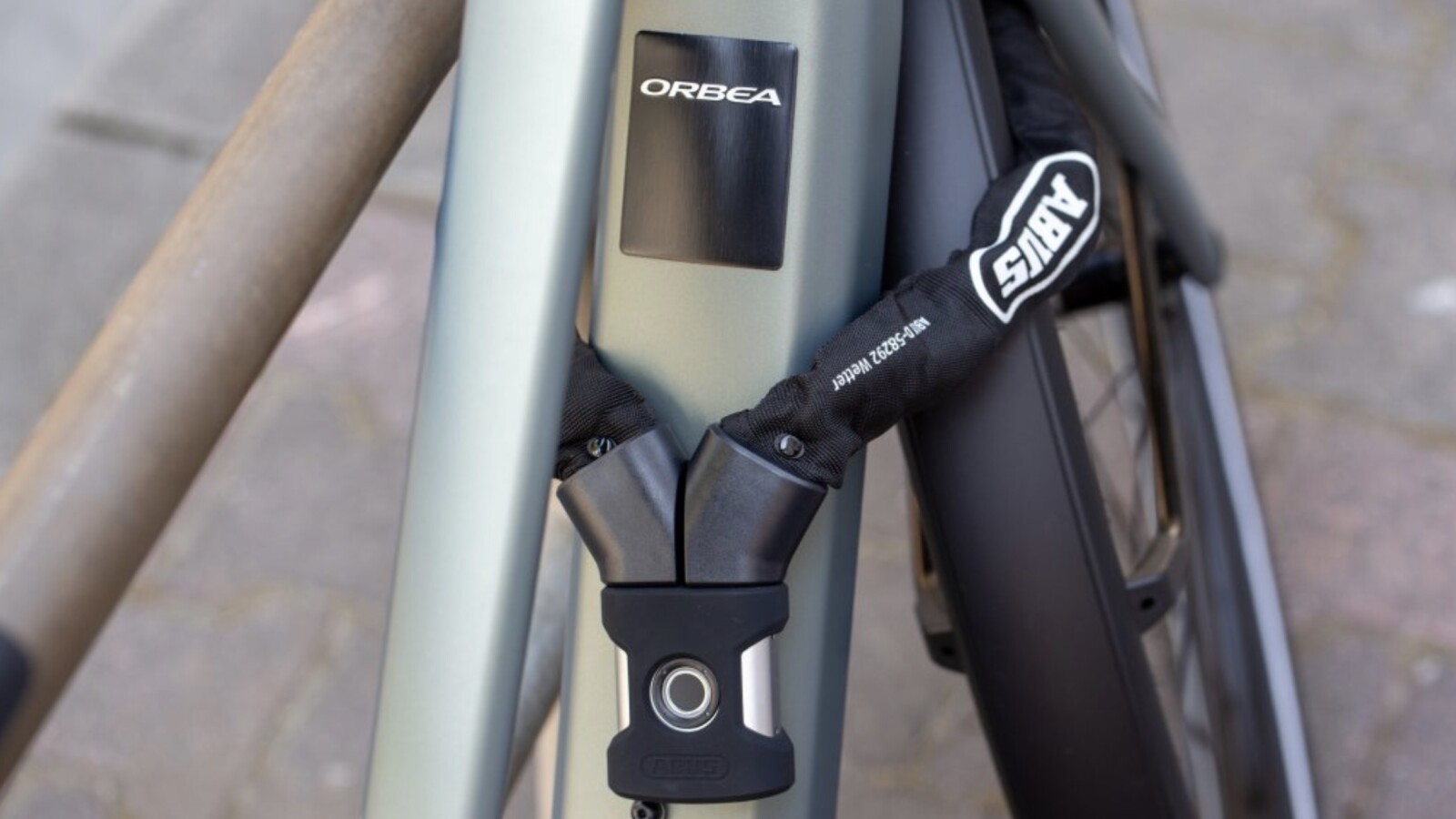 Nie wieder Schlüssel suchen: Abus stellt erstes Fahrradschloss mit ...