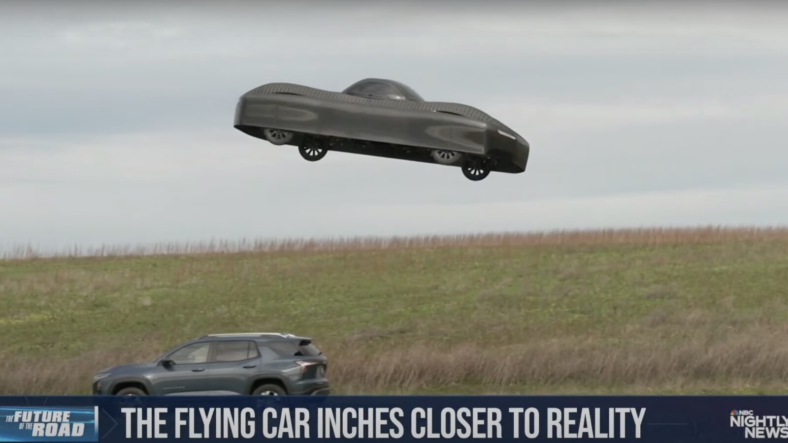 Weltpremiere: Fliegendes E-Auto überspringt anderes Auto auf ...