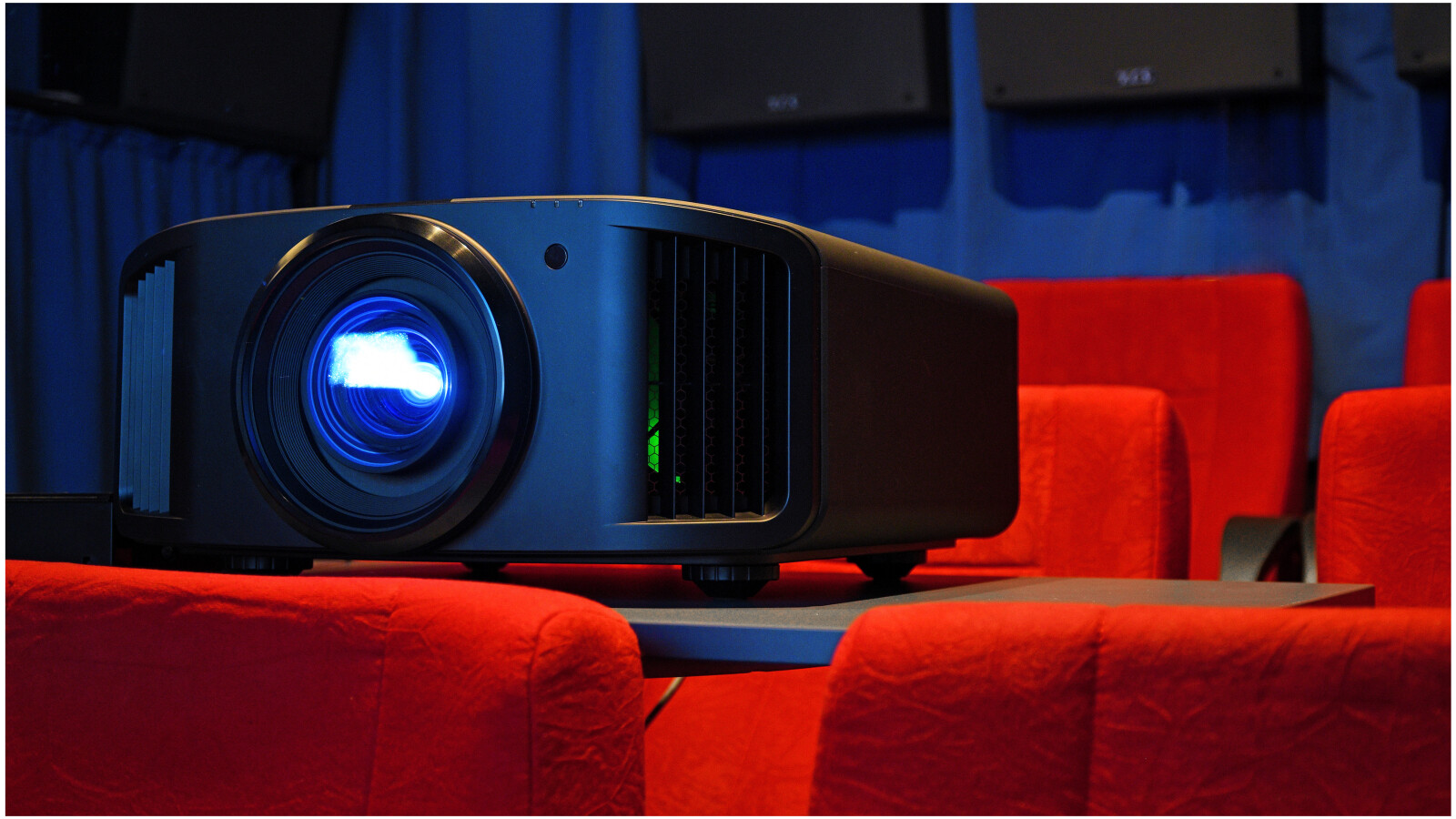 JVC DLA-NZ900 im Test: 8K-Laser-Projektor mit atemberaubender ...