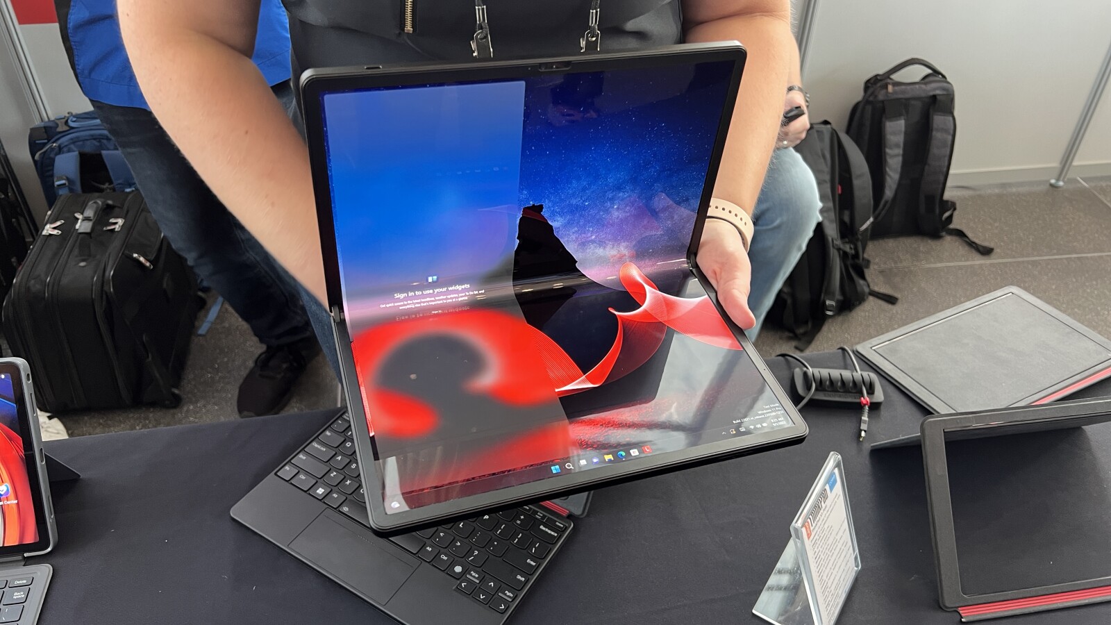 Lenovo ThinkPad X1 Fold (2022) in Bildern | NETZWELT