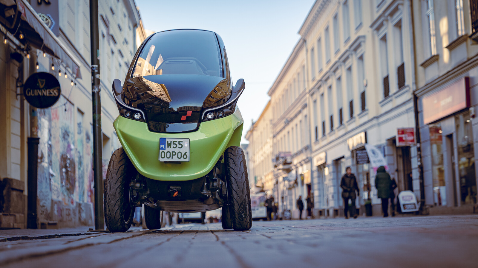 Neues E-Auto Triggo verändert seine Breite: Knopf drücken und am Stau ...