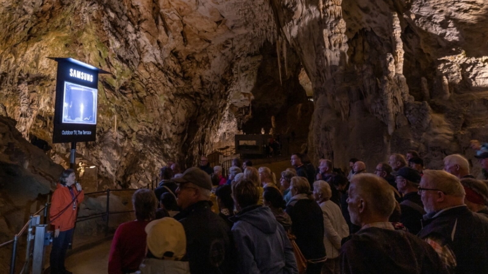 "Olme-TV": Samsung ermöglicht Fernsehen in der Tropfsteinhöhle | NETZWELT