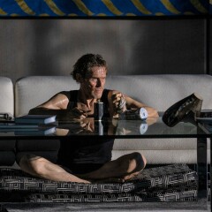 Inside mit Willem Dafoe: Lohnt sich der Berlinale-Film im Kino ...