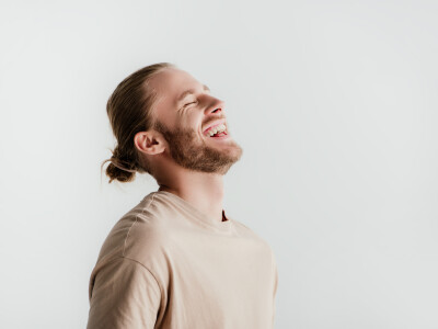 Smiley mit 3 Herzen: Dieses WhatsApp-Emoji hat gleich mehrere ...