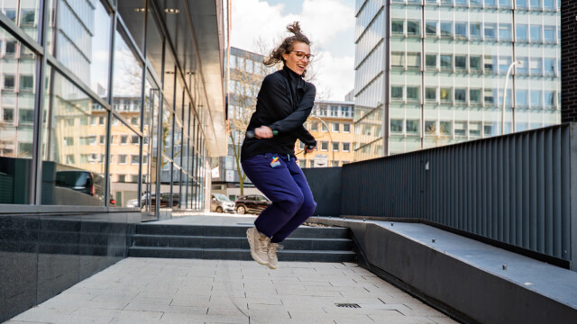 Smiley mit 3 Herzen: Dieses WhatsApp-Emoji hat gleich mehrere ...