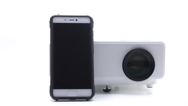 Beamer selber bauen: So macht ihr aus eurem Smartphone ein Heimkino ...